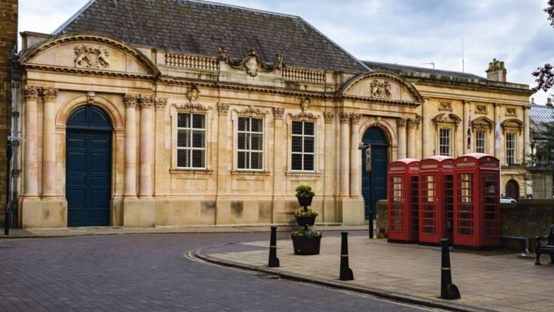 Northamptonshire libraries in legal action against closure - BBC News