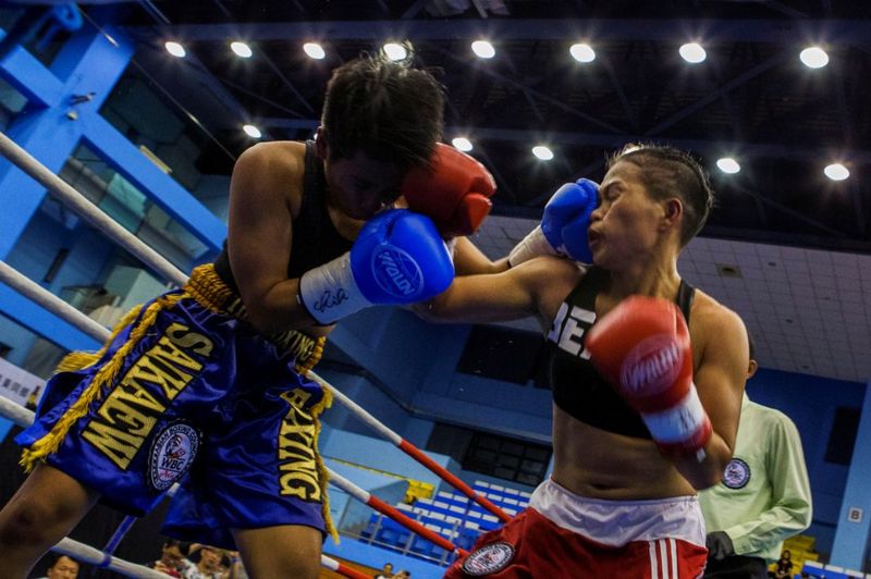 Chinese boxer fights depression to be 'Queen of the Ring' - BBC News