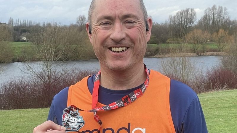 Rugby legends inspire Bridgnorth man's 52-marathon challenge - BBC News