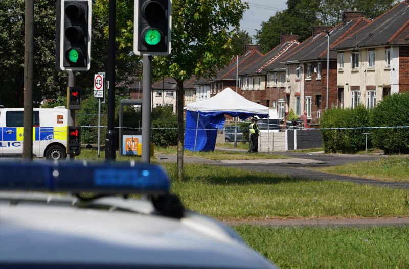 Rotherham: Murder arrest after man's body found in road - BBC News