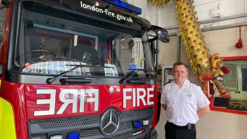 London wildfires: Firefighters felt like they were in warzone - BBC News