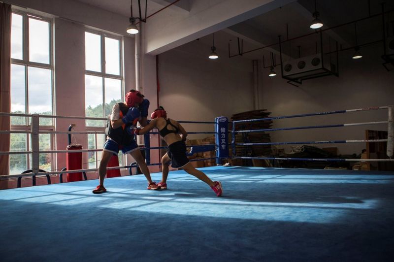 Chinese boxer fights depression to be 'Queen of the Ring' - BBC News