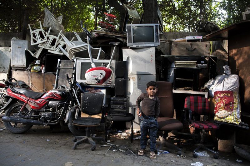 The Indian men who make money selling trash - BBC News