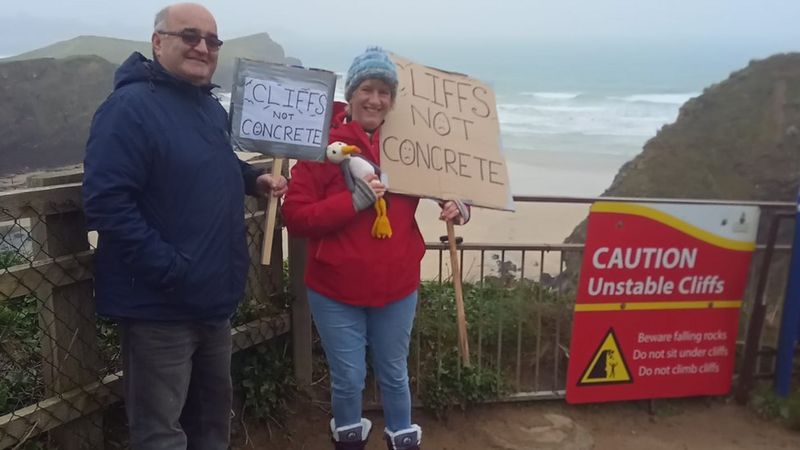Latest Newquay cliff collapse causes 'almighty boom' - BBC News