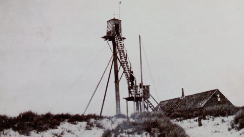 Winterton coastwatch tower dismantled due to erosion threat - BBC News