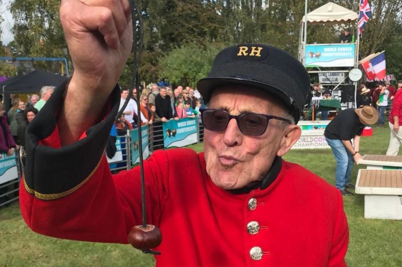 World Conker Champions 2018 crowned in Northamptonshire - BBC News