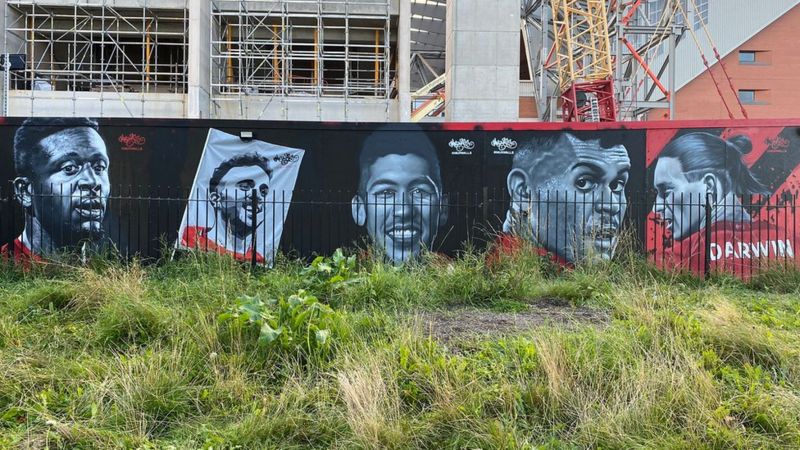 Liverpool footballers depicted in new Anfield murals - BBC News