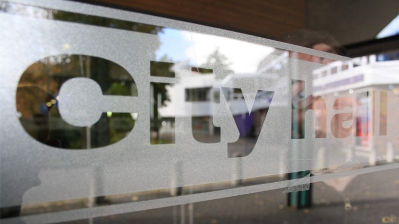 Salisbury City Hall: Extension granted for vaccine centre - BBC News