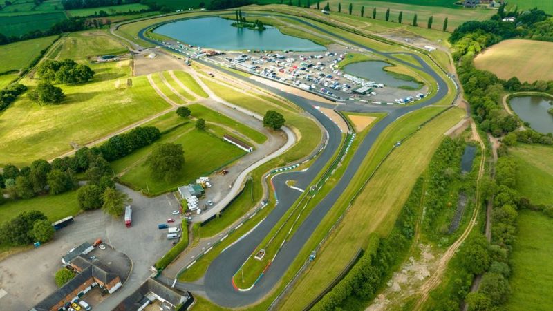 Racing driver dies in crash at Mallory Park vintage car event - BBC News