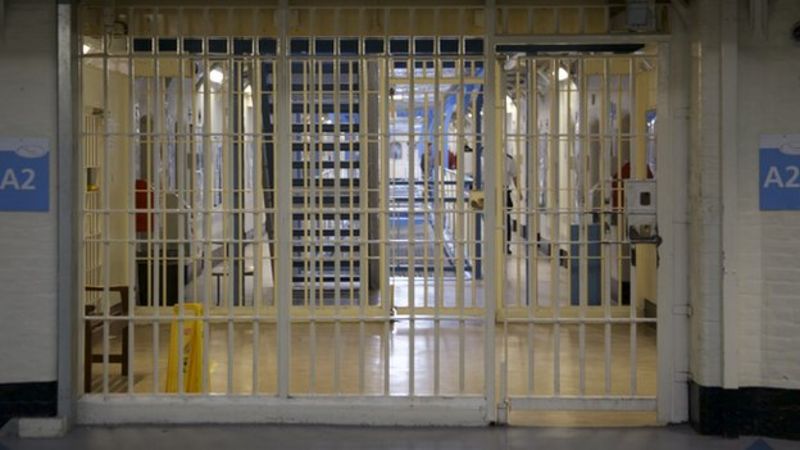 Inside Wandsworth prison: Drugs and tension - BBC News