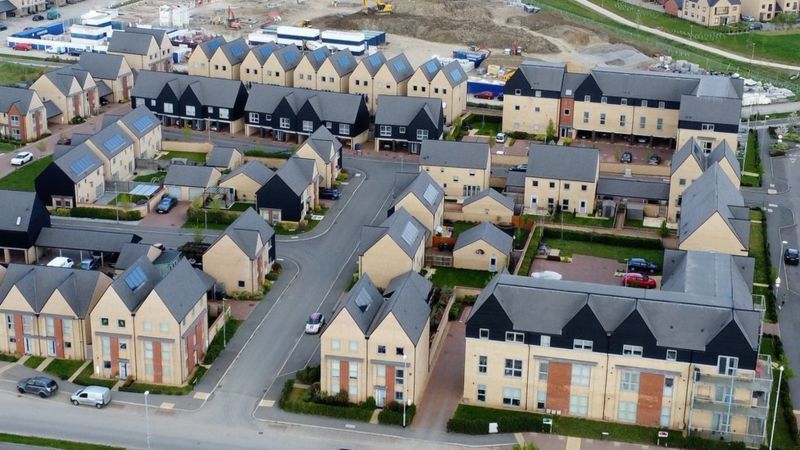 Northstowe: The broken-promise new town built 'with no heart' - BBC News