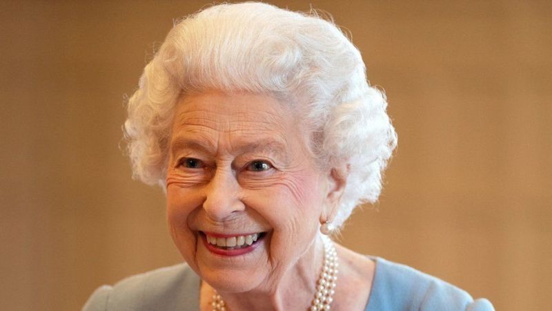 Queen's Platinum Jubilee: Flag competition winner announced - BBC News
