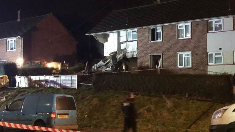 Bristol 'explosion': Three people injured as flats are damaged - BBC News