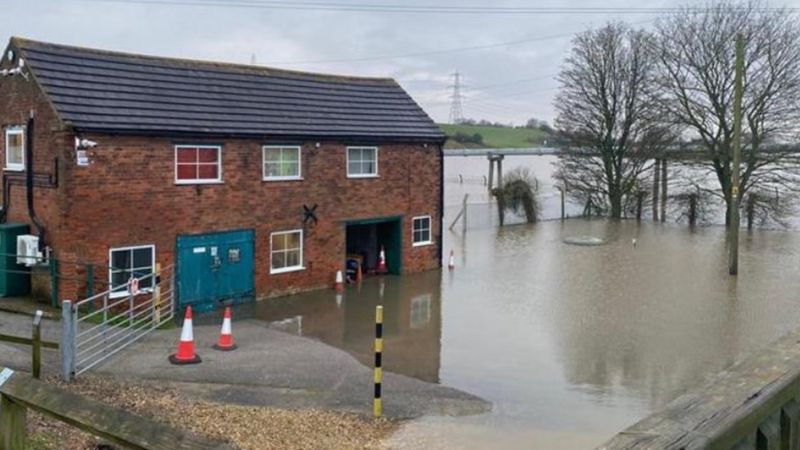 Lincolnshire flooding forces caravan park residents to leave homes ...