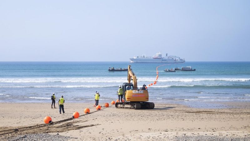 'Massive' transatlantic data cable landed on beach in Bude - BBC News