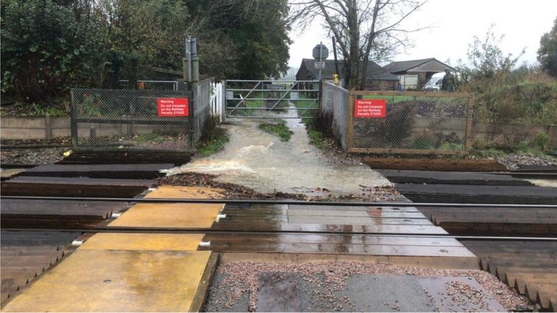 South East flooding: Heavy rain disrupts travel - BBC News