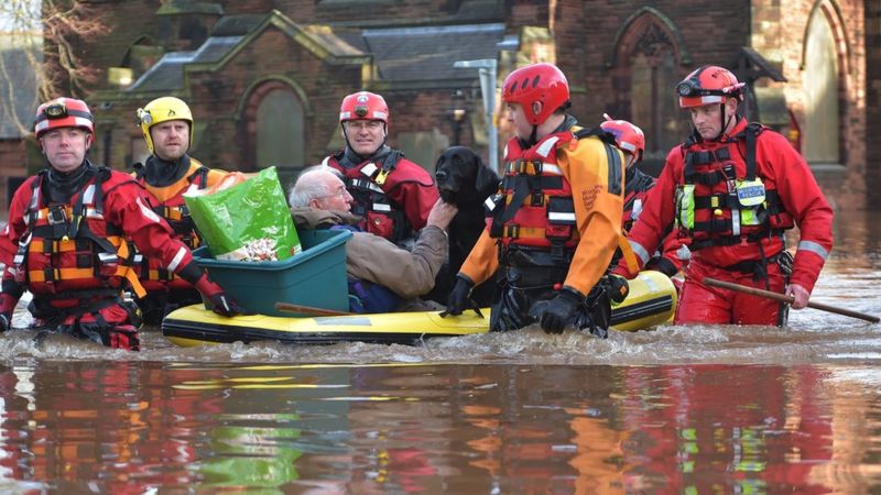 Storm Desmond: Dramatic rescues, floods and disruption - BBC News
