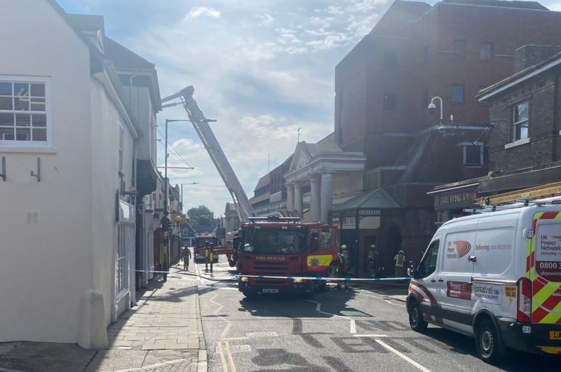 Colchester fire: Crews tackle shop and cafe blaze - BBC News