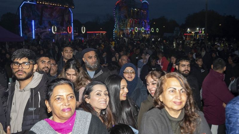 Thousands entertained at Wolverhampton's huge Diwali event - BBC News