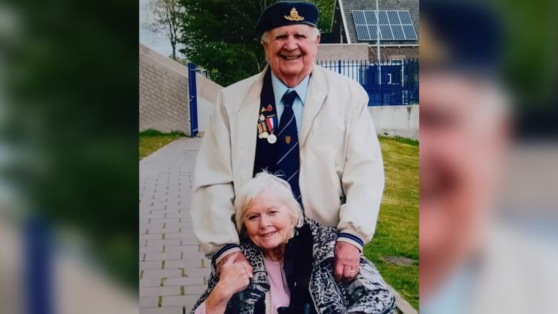 Bridlington Normandy veteran Peter English dies aged 98 - BBC News