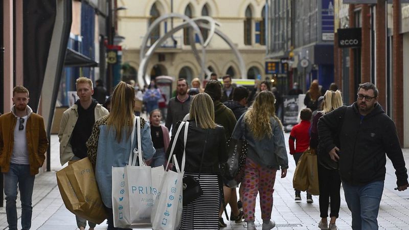 High Street voucher: Thousands waiting as deadline looms - BBC News