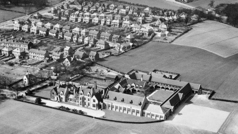 Historic England pictures show Nottingham through the decades - BBC News
