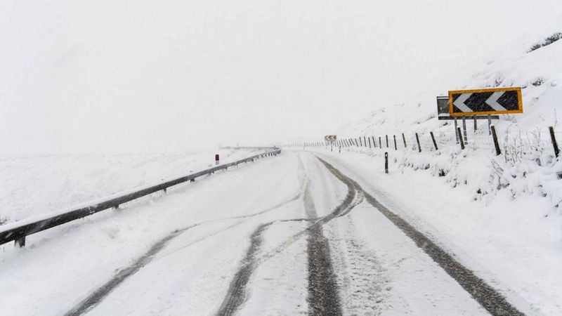 Heavy snow affects travel in the north of England - BBC News