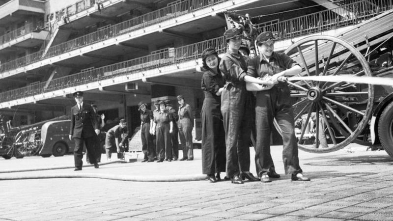 Nostalgic photos show 150 years of London Fire Brigade - BBC News