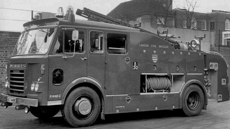 Nostalgic photos show 150 years of London Fire Brigade - BBC News