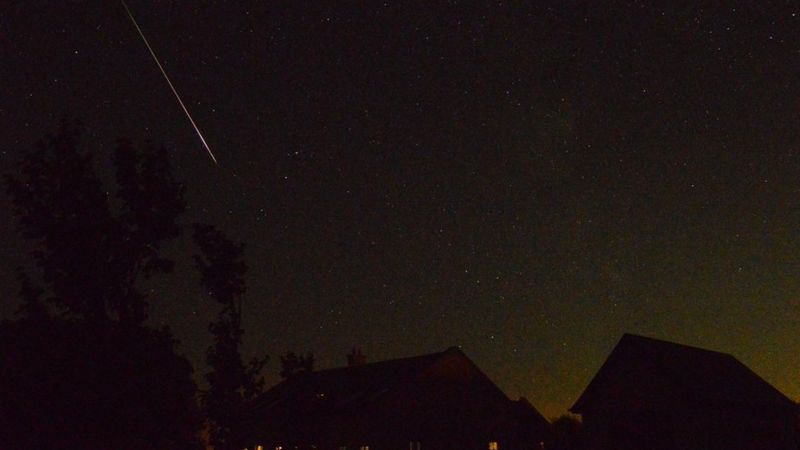 'Spectacular fireballs' accompany annual meteor show - BBC News