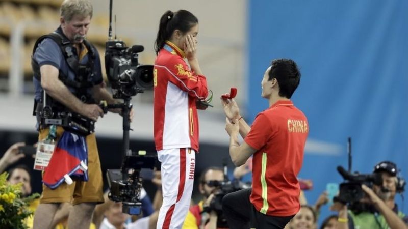 Rio 2016: A marriage proposal at the Olympics medal ceremony - BBC News