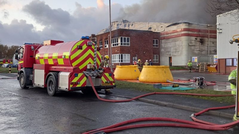 Firefighters spend second day at Kidderminster industrial blaze - BBC News