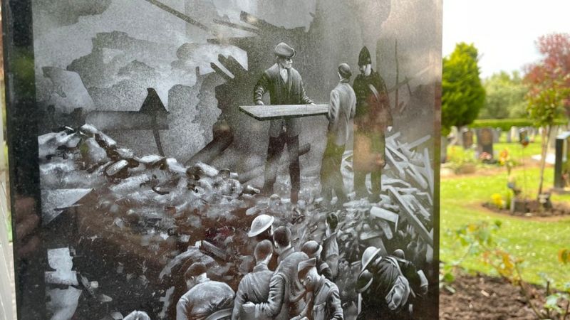Hull Blitz memorial unveiled remembering those killed - BBC News