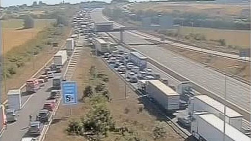 Double crash closes M1 motorway in both directions - BBC News