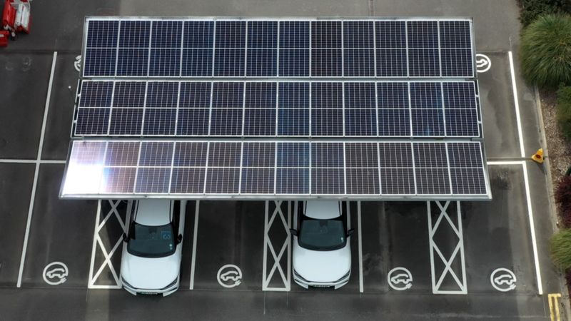Challenge to stop solar panels becoming a 'waste mountain' - BBC News