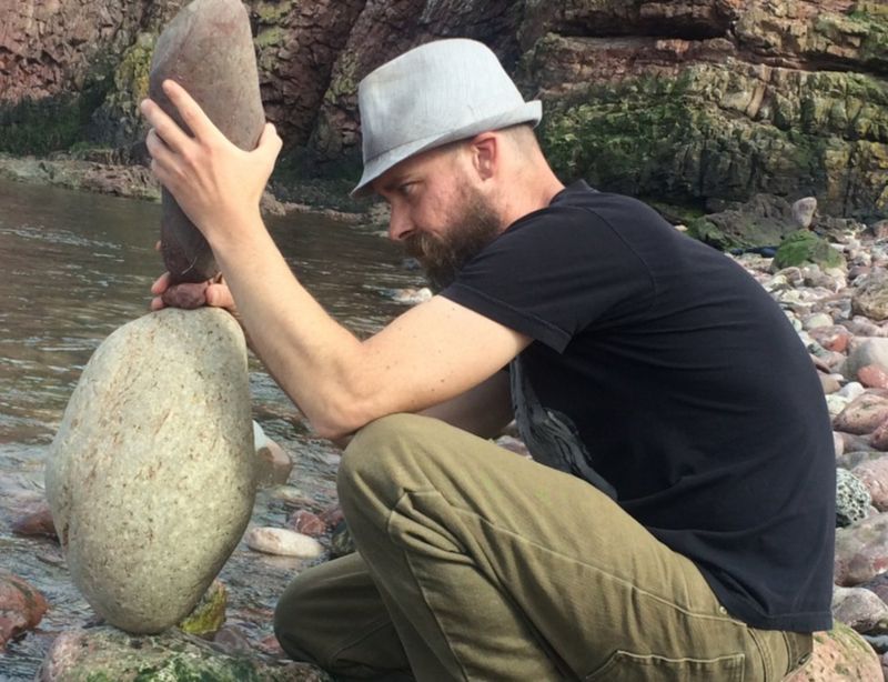 Stone-stackers rock up in Dunbar for balancing act - BBC News
