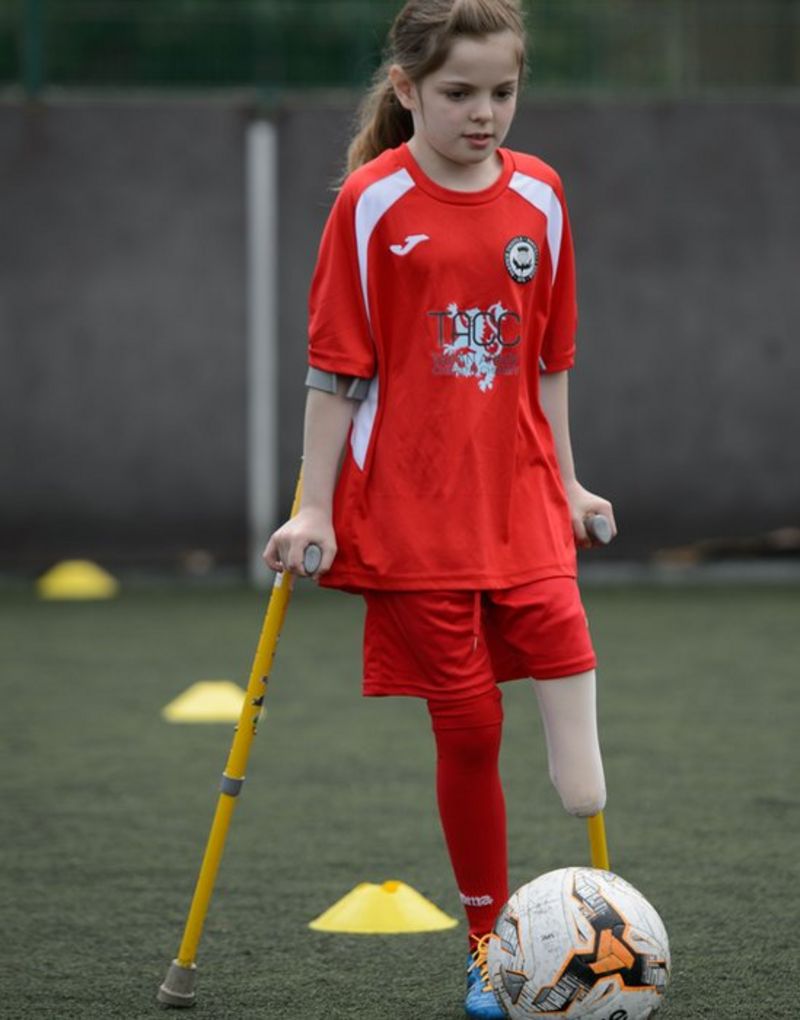 Amputee footballer's Champions League final honour - BBC News