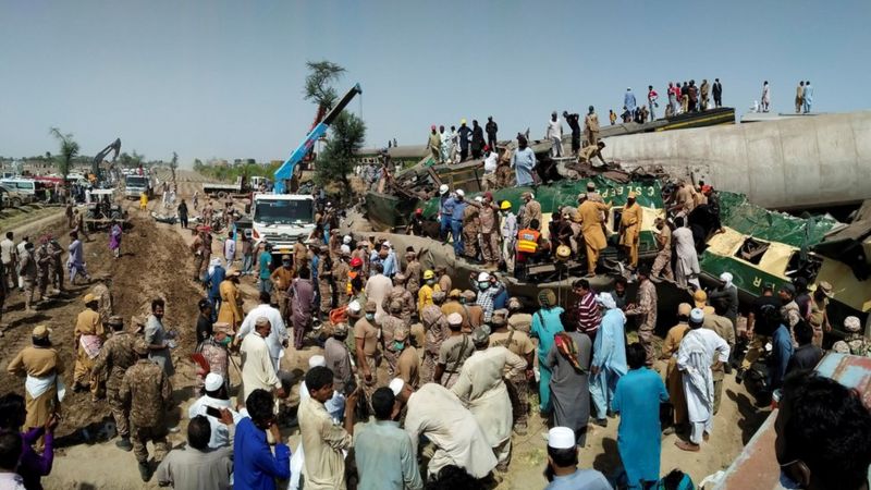 Pakistan train accident: Dozens killed in Sindh collision - BBC News
