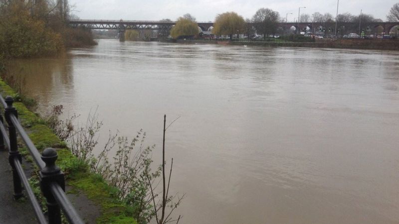Flood warnings remain on River Wye in Hereford - BBC News
