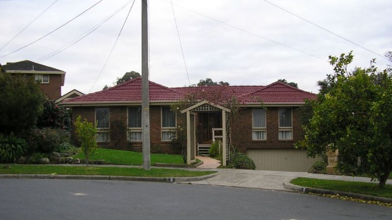 Neighbours fans tell of life in Ramsay Street house - BBC News