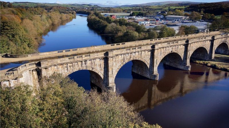 Thousands of fish moved ahead of Lune Aqueduct revamp - BBC News