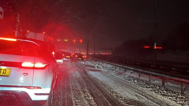 Snow disruption: M62 drivers stranded due to blizzard conditions - BBC News