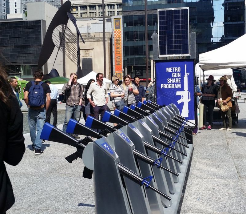 Activists mock US gun culture with Chicago 'gun-sharing' dock - BBC News