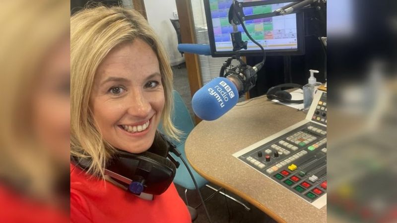 Breast cancer: Presenter felt 'helpless' after diagnosis - BBC News