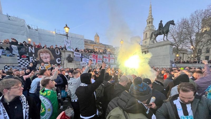 In pictures: Newcastle United fans take over Trafalgar Square - BBC News