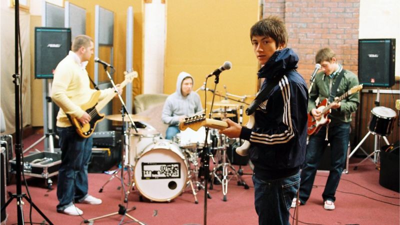 Richard Kelly: Music photographer tells of life snapping stars - BBC News