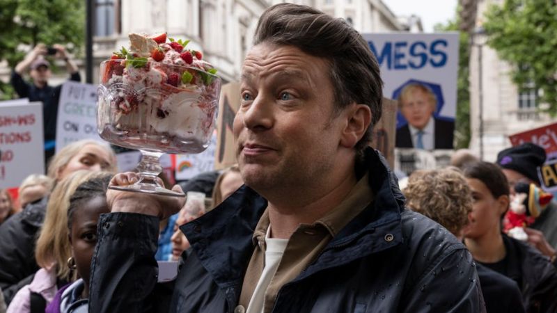 Jamie Oliver: Sugar tax could fund school meals - BBC News