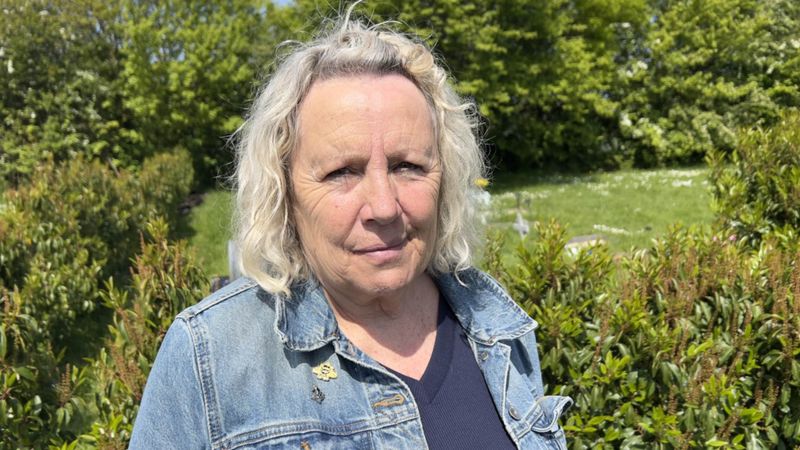 Clacton-on-Sea: Widow's anger over flooded cemetery - BBC News