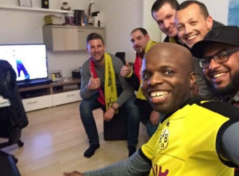 Dortmund fans open homes to stranded away supporters - BBC News