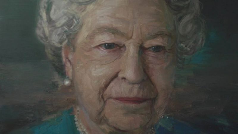 Queen unveils new portrait by NI artist Colin Davidson - BBC News